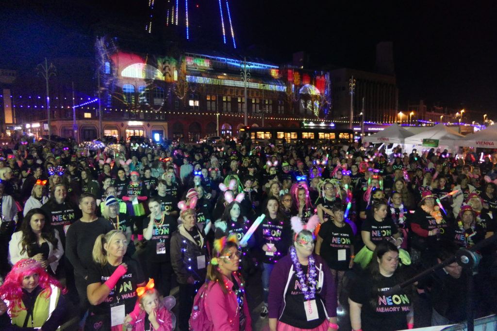 neon-memory-walk-crowd - Trinity Hospice